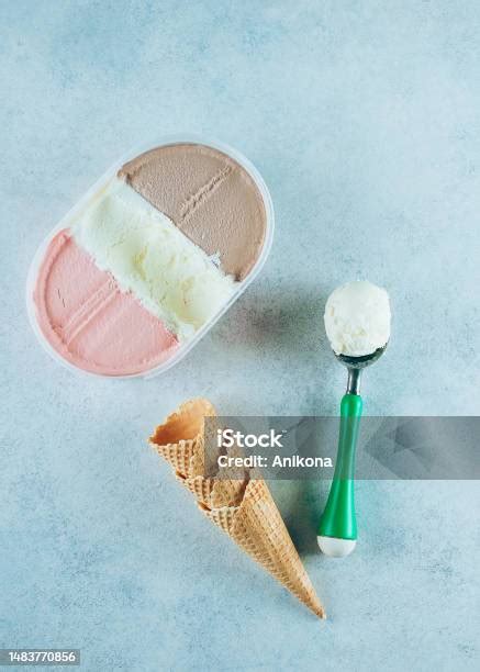 숟가락과 와플 콘 3개가 있는 아이스크림 상자 여름 디저트 맛있는 맛있는 간식 0명에 대한 스톡 사진 및 기타 이미지 0명 3가지 개체 개념 Istock
