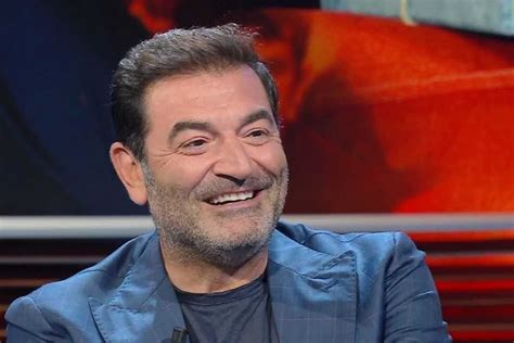Max Giusti Passa A Mediaset Il Comunicato Ufficiale Tutto Sul