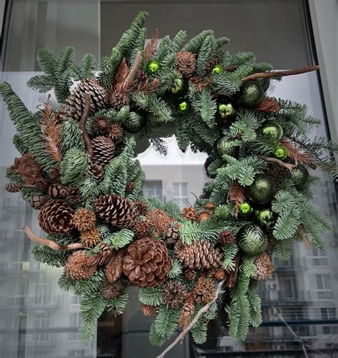 Christmas Wreath With Pine Cones And Green Ornaments Рождественские