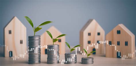 개념 동전 스택과 잎과 함께 홈 배경에 선 그래프 사업 아이디어와 투자 예산 절약 돈 개념을 절약하는 사업 돈과 예산 사업을 저장합니다 0명에 대한 스톡 사진 및 기타