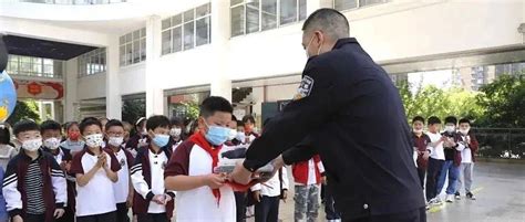 浙江嘉兴一小学生捡到钱包，原地等失主1小时！警察叔叔“上门”送奖励张家诚奶奶许建祥