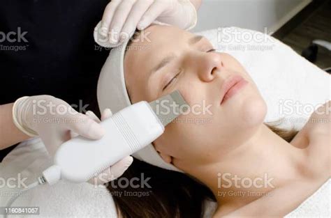 피부 회춘을위한 젊은 여성 초음파 치료에 초음파 주걱으로 얼굴 치료를 만드는 흰색 장갑에 미용사 2명에 대한 스톡 사진 및 기타 이미지 Istock