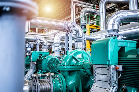 파이프 라인과 밸브가있는 석유 및 가스 석유 화학 정유 공장의 내부 전망 산업용 연료 생산 0명에 대한 스톡 사진 및 기타 이미지 Istock