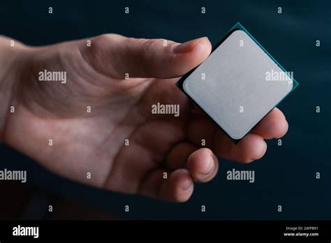 Hand Holding Cpu Coonsumer 7 Nanometer Desktop Cpu Processoor