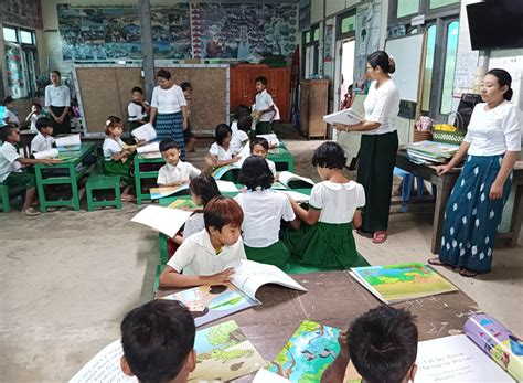 ငပလီမြို့တွင် စာဖတ်ရှိန်မြှင့်တင်ရေး ရွေ့လျားစာကြည့်တိုက် Mobile Library ဖြင့် စာအုပ်၊ စာစောင်မ