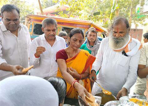 गणपति विसर्जन से पूर्व पार्षद कुसुम सिंह ने किया भंडारे का आयोजन