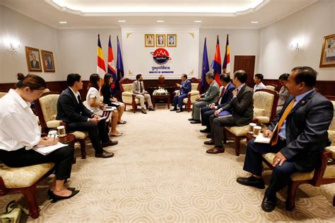 ក្រសួងព័ត៌មានសហការជាមួយអង្គការយូណេស្កូចែកអាវកាក់ជូនអ្នកសារព័ត៌មាន