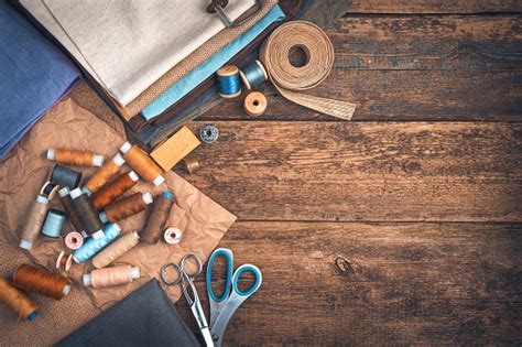 나무 배경에 리본이 달린 다양한 색상의 실과 직물 가위 및 골무 0명에 대한 스톡 사진 및 기타 이미지 0명 가위 갈색 Istock