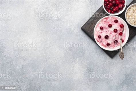 접시에 요구르트 잼과 크랜베리의 코티지 치즈 디저트 회색 콘크리트 테이블입니다 개념 건강 유용한 아침 식사 공간을 복사합니다 0명에 대한 스톡 사진 및 기타 이미지 Istock
