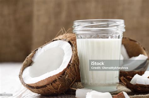 코코넛과 함께 흰 나무 테이블에 대 마 냅킨에 우유 또는 요구르트의 메이슨 항아리 0명에 대한 스톡 사진 및 기타 이미지 0