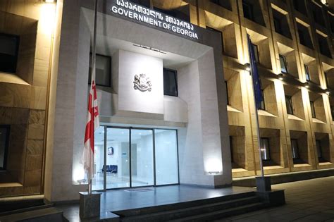 საბჭოთა ოკუპაციის დღესთან დაკავშირებით მთავრობის შენობაზე სახელმწიფო დროშა დაეშვა Metronome Ge