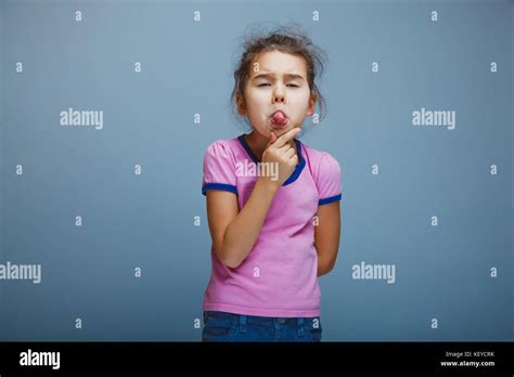 Girl Showing Tongue Fotos Und Bildmaterial In Hoher Auflösung Alamy