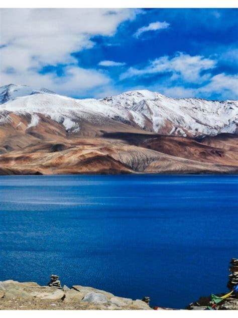 त्सो मोरीरी लेक नीलम सा दमकता पानी