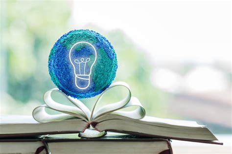 국제 교육 프로젝트에 대한 미래의 창조적 인 학습 연구에 대한 교육 전구와 글로브 모델 오픈 교과서 대학에서 지식에 대한 독서 또는 사고 혁신의 개념 로고에 대한 스톡 사진