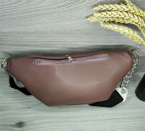 Сумка бананка пудра на пояс через плече сумка містка для дівчат бананка поясна еко шкіра продаж