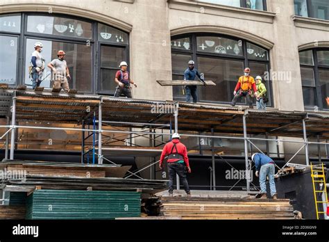 Workers On A Scaffolding Hi Res Stock Photography And Images Alamy