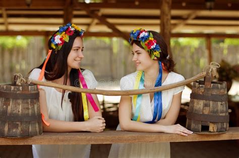 Ukrai Skie Dziewczyny W Obywatelu Odziewaj Zdj Cie Stock Obraz Z O Onej Z Kostium Natura