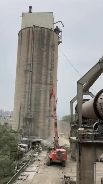 東南水泥廠委外包商在進行拆除水泥塔，操作不慎造成高塔倒塌 快訊／連假前搞垮電塔害「高鐵停駛」 廠商依公共危險罪送辦 東南水泥廠委外包商在