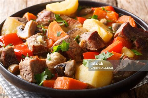 버섯 감자 당근 고추를 곁들인 맛있는 두꺼운 스튜 돼지고기를 접시에 올려 놓습니다 수평 0명에 대한 스톡 사진 및 기타 이미지 Istock