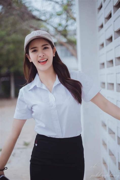 ปักพินโดย Ontawon ใน สาวมหาลัย แฟชั่นสาวๆ สาวเซ็กซี่ กระโปรงสั้น