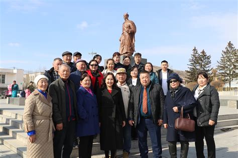 Сэлэнгэ түмэн 🇲🇳🇲🇳🇲🇳 ЭхОрончдынӨдөр өөр Партизаны талбай дахь “Сүхбаатарын хөшөө” нд цэцэг
