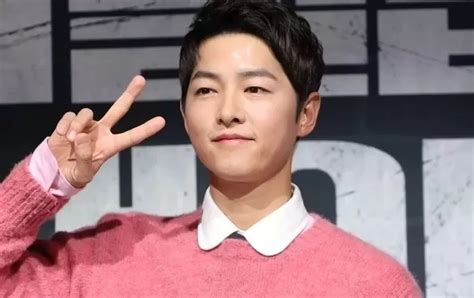 송중기 연년생 두 아이 아빠 됐다 ‘♥케이티 고향 로마서 둘째 딸 품에 안아