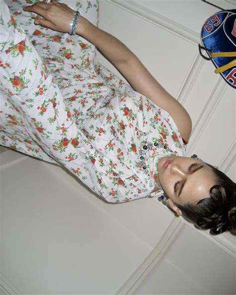 ชมพู่ อารยา พาแจ็กเก็ตมือสอง จตุจักร ไปเฉิดฉายกลางงาน ปารีส แฟชั่น วีค ตัวแม่จะแคร์เพื่อ