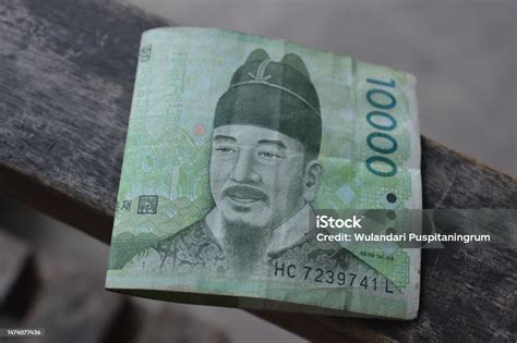 나무 배경에 10000원 한국 지폐 지폐의 고해상도 이미지를 닫습니다 0명에 대한 스톡 사진 및 기타 이미지 0명 100 경제 Istock