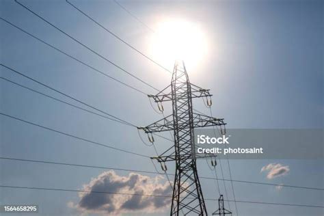 태양과 구름을 배경으로 전력선이 있는 고전압 타워 전기 공급원의 개념 에너지 산업 0명에 대한 스톡 사진 및 기타 이미지 0