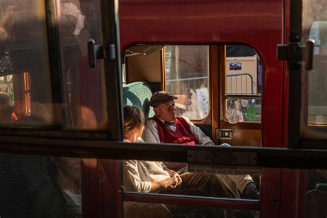 1940년대 주말 동안 증기 기관차에 탑승한 1940년대 빨간 빈티지 조끼와 복고풍 모자를 쓴 노인의 모습 1940 1949 년에 대한 스톡 사진 및 기타 이미지 Istock