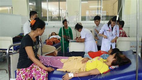 កម្មករកម្មការិនីដួលសន្លប់ជាង៤០នាក់ នៅរោងចក្រកាត់ដេរស្មាតភីសង្កាត់ឃ្មួញ ខណ្ឌសែនសុខ