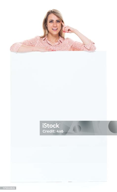 전체 길이1 인전면 2029 세 성인 아름 다운 백인 젊은 여성화이트 배경 앞에서 여성 표시 하 고 들고 있는 멋진 태도 및 복사 공간이 있는 플래카드를 사용 하 여 20
