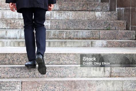 가파른 계단을 오르는 비즈니스 슈트를 입은 남자 계단에서 움직이는 남성 다리 계단에 대한 스톡 사진 및 기타 이미지 계단