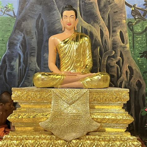 ព្រះអង្គនិមន្តទទួលឆាន់ចង្ហាន់ ដែលត្រូវបានរៀបចំឡើងដោយញាតិញោមពុទ្ធបរិស័ទនៅឯព្រំដែន នៅវត្ត