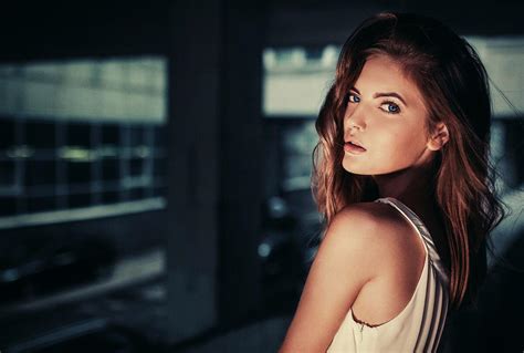 Темноволосая девушка смотрит в камеру · бесплатная фотография от Jorik картинки и обои на