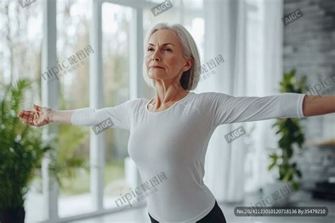 Ai创作图伸展双臂 放松手臂 舒展双臂 伸直双臂 手臂舒展 伸直手臂 壮年 两臂平伸 室内中年妇女 向前伸直双臂 平伸双臂 站在中年在室内 伸展胳膊 手臂伸长 伸展手臂 昵图网