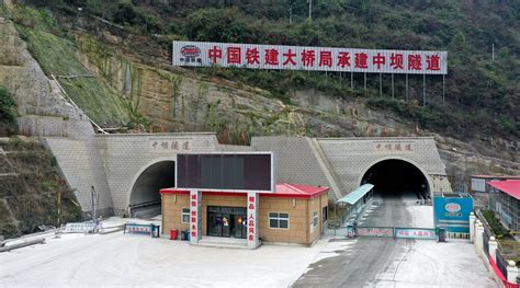 渝湘复线高速公路彭酉段中坝隧道顺利贯通 重庆市交通运输委员会