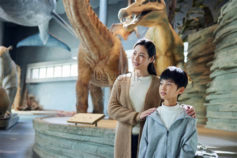 어머니와 아들 방문 박물관 박제 사진 무료 다운로드 Lovepik