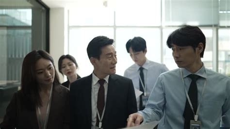 한국 비즈니스 회사 사무실 서류보며 대화 나누며 복도를 지나가는 비즈니스맨과 비즈니스우먼 모습 동영상 Jkr221636 게티이미지뱅크