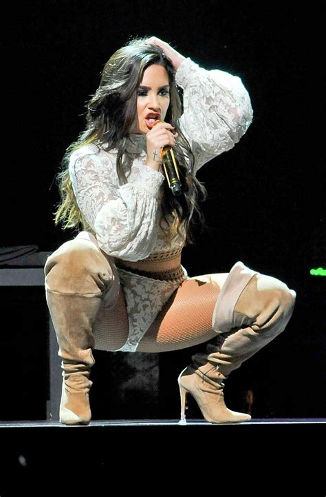 Spreading Her Legs Rdemilovatothighs