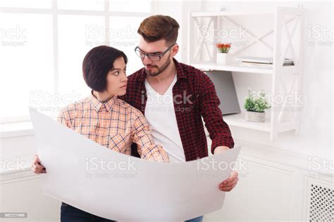 두 명의 심각한 건축가 건물 논의 계획 Draft Sports에 대한 스톡 사진 및 기타 이미지 Draft Sports 건설 산업 건축 Istock