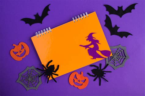 보라색 배경에 오렌지 노트북 장식 마녀 거미 호박 거미줄과 박쥐와 할로윈을위한 구성 0명에 대한 스톡 사진 및 기타 이미지 0명 10월 가을 Istock
