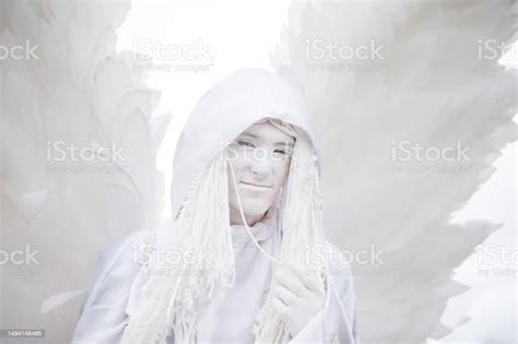 날개가 클로즈업된 하얀 천사 의상을 입은 남자 고딕 화이트 천사 깃털에 대한 스톡 사진 및 기타 이미지 깃털 남자 사랑 Istock