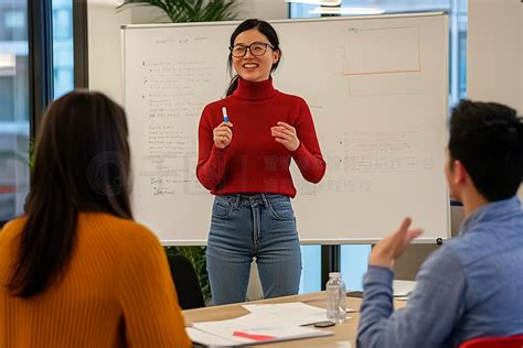 开会ai数字艺术 开会现代简约职场女性团队白板讲解会议场景人像照片 Ai人像免费下载png格式1344像素编号72503834 千图网