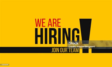 우리는 노란색 배경을 가진 우리의 팀 포스터 또는 배너를 고용하고 가입하고 있습니다 사람 구함 표시에 대한 스톡 벡터 아트 및