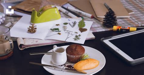 블랙 테이블에 스테인레스 스틸 포크와 나이프가 있는 흰색 세라믹 플레이트 사진 Unsplash의 무료 꽃 이미지