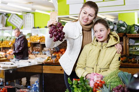 상점에서 신선한 과일을 선택하는 어머니와 함께 웃는 딸 10 11세에 대한 스톡 사진 및 기타 이미지 10 11세 25 29세 3 명 Istock
