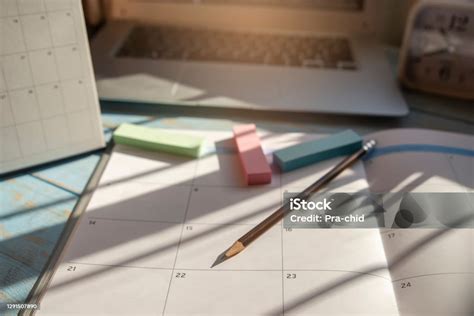 플래너와 주최자가 매일 약속을 계획하고 미리 알림 달력 회의 의제 일정 시간표 및 작업 관리 집에서 작업 캘린더 미리 알림 이벤트 개념입니다 0명에 대한 스톡 사진 및 기타