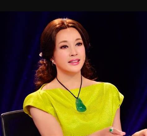63歲劉曉慶近照好美，穿著清爽皮膚白皙似少女 每日頭條