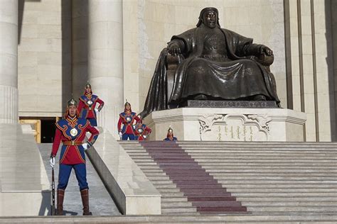 Бүх нийтийн амралтын өдөр шөнийн ээлжид ажилласан бол нэг өдрийн цалинг 1 2 дахин нэмэгдүүлж